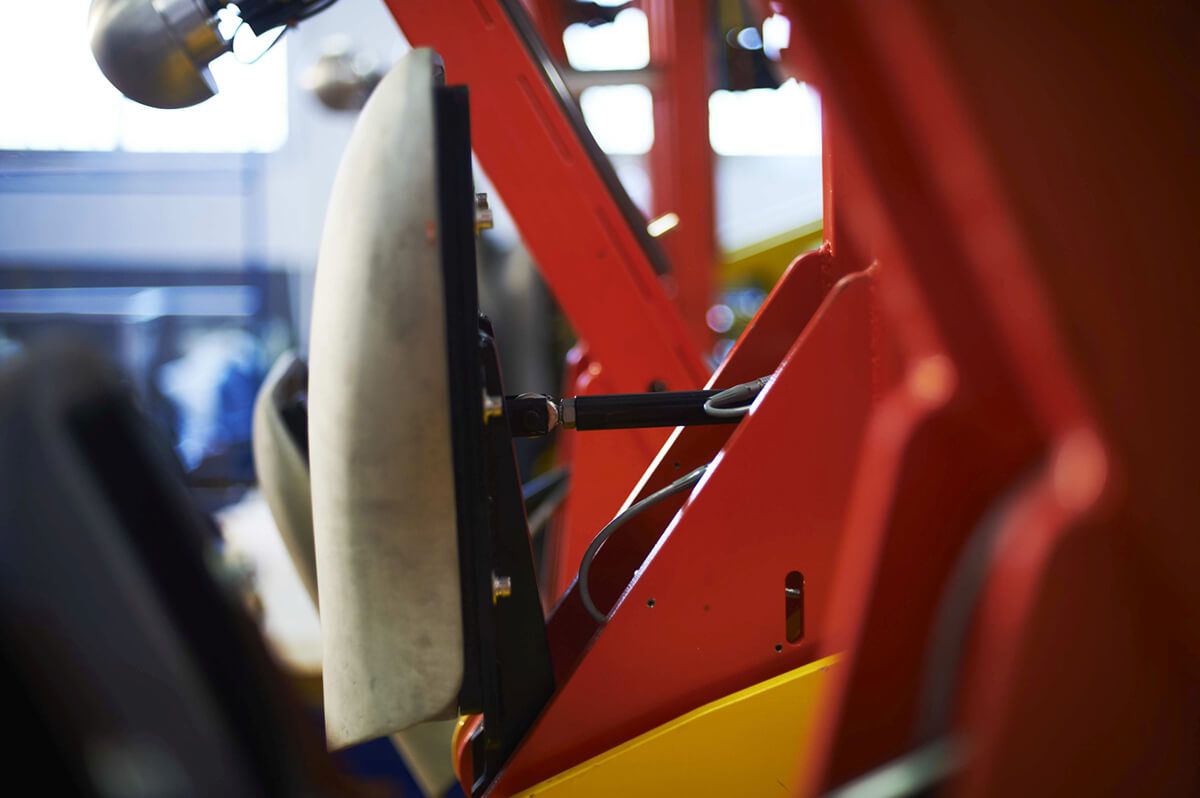Seat and head restraint - HIKARI Engineering S.L.